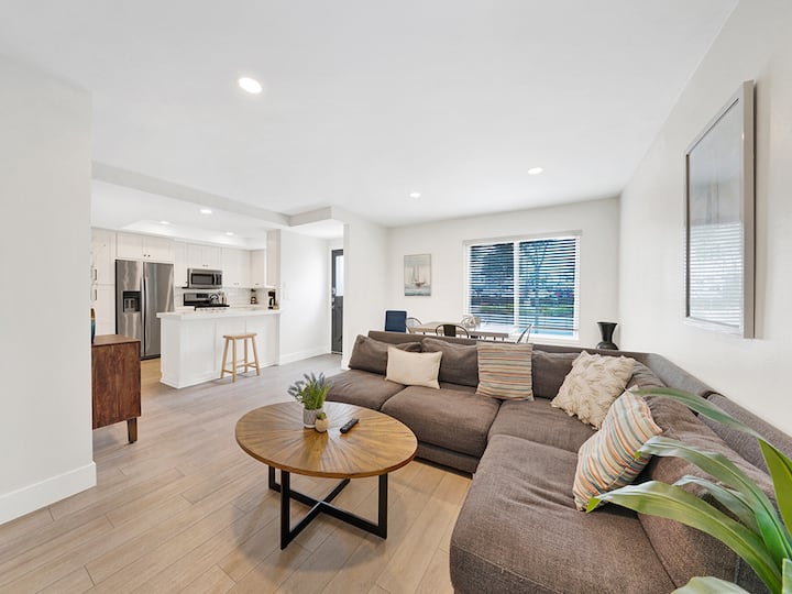 Perfectly Located Ground Level Unit Near Beach - Newport Beach, CA