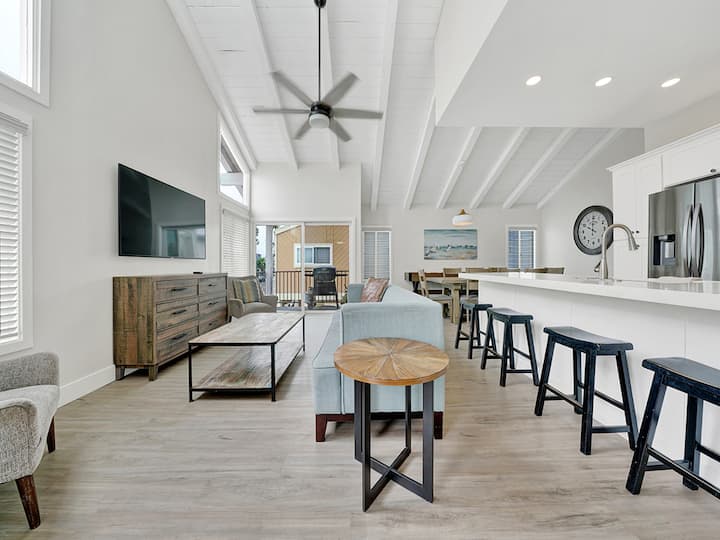 Upgraded Beach House W/ Parking - Newport Beach, CA