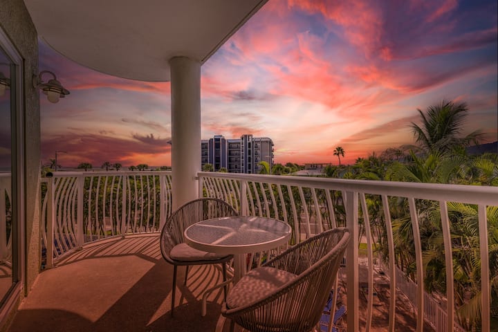 Stylish, Clean & Fully Equipped Getaway - Treasure Island, FL