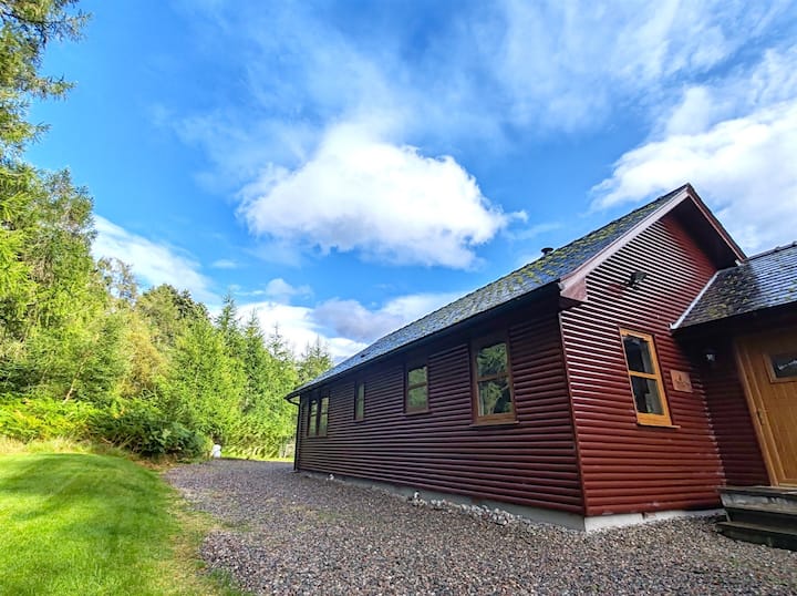 Cosy Highland Retreat W/ Hot Tub & Log Fire - Loch Laggan