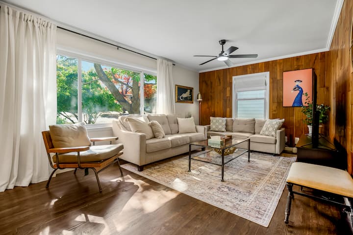 Downtown Overland Park Escape | Prime Location! - Kansas City, MO