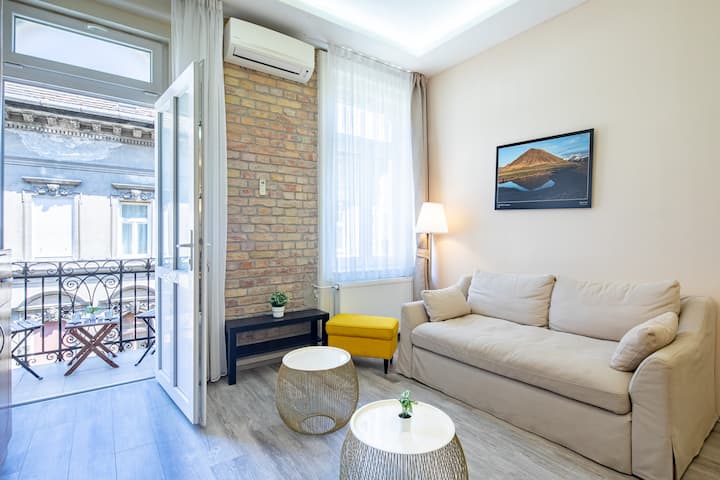 Central - Spacious - Balcony - Budapest