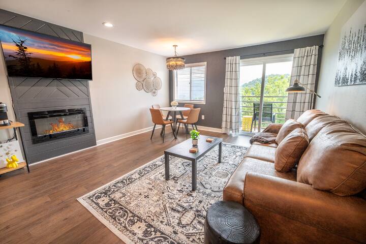 Smoky Mountain Luxury Condo | Views, Pool, Hot Tub - Gatlinburg, TN
