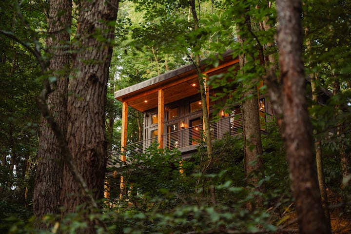 Romantic Couples Cabin | Hot Tub + Cozy Fireplace - Ohio