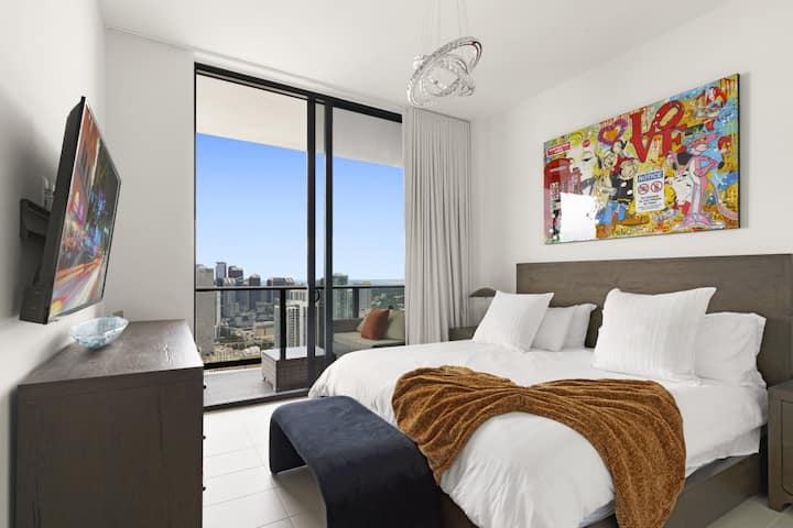 Luxe Penthouse | Skyline Views + Pool & Spa, Gym - Miami