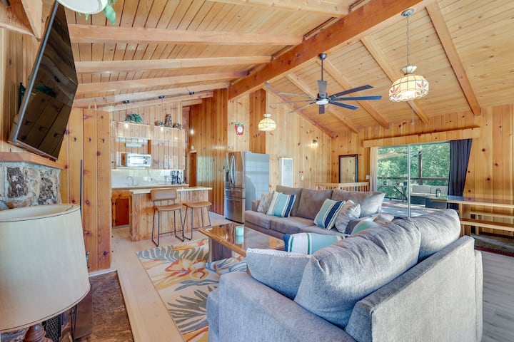Peaceful Wooden Cabin, 2 Mi To Bass Lake! - Bass Lake, CA