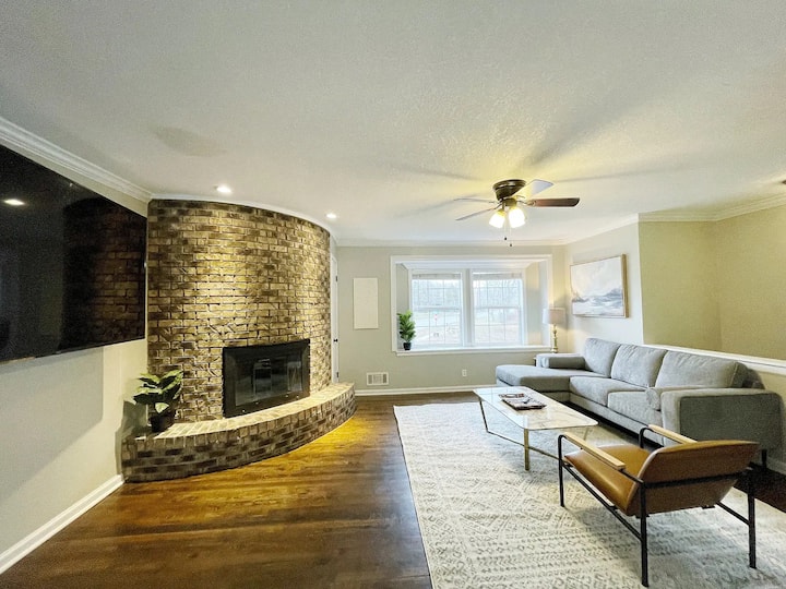 Hidden Gem In Overland Park/3br For All Adventures - Overland Park, KS