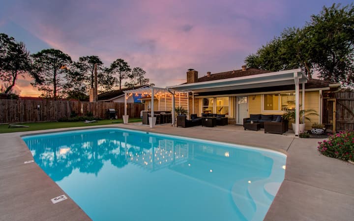 Your Houston Vacation Getaway, 4-bd, Pool, Patio - Pearland, TX