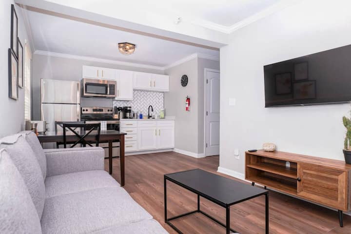 Sojourn 1 Br Beach Home With Private Beach Access - Norfolk, VA