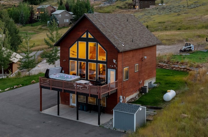 Pet Friendly, Hot Tub, Volleyball, Arcades! - Garden City, UT