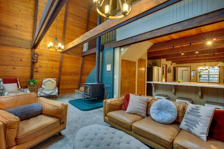 Rhododendron Family Cabin: Hot Tub & Deck! - Oregon