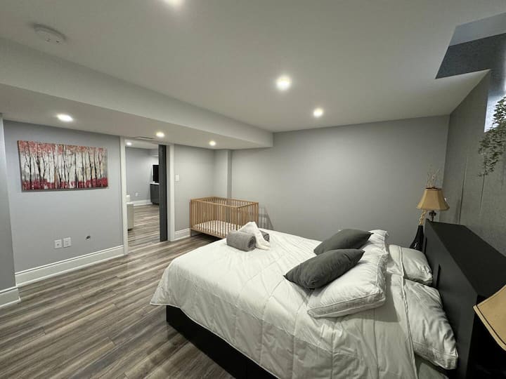 Modern 1-bedroom Suite Sleeps 4 - Vaughan