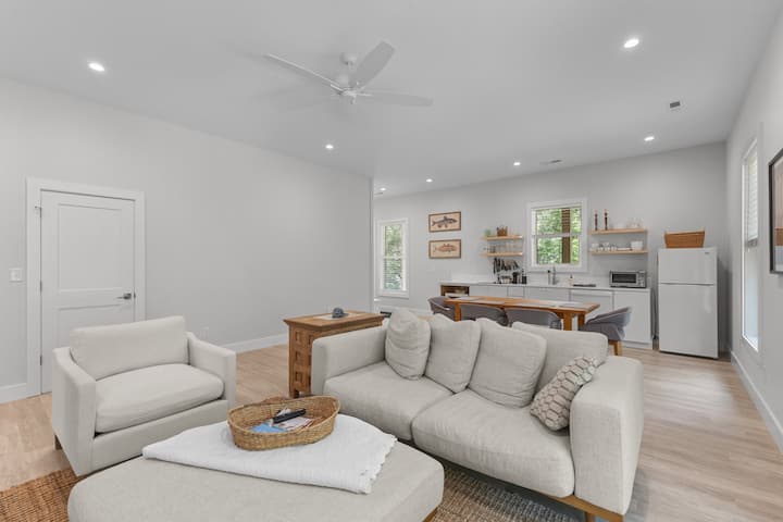 Simply Stylish One Bedroom- Easy Beach/pool Access - Emerald Isle, NC