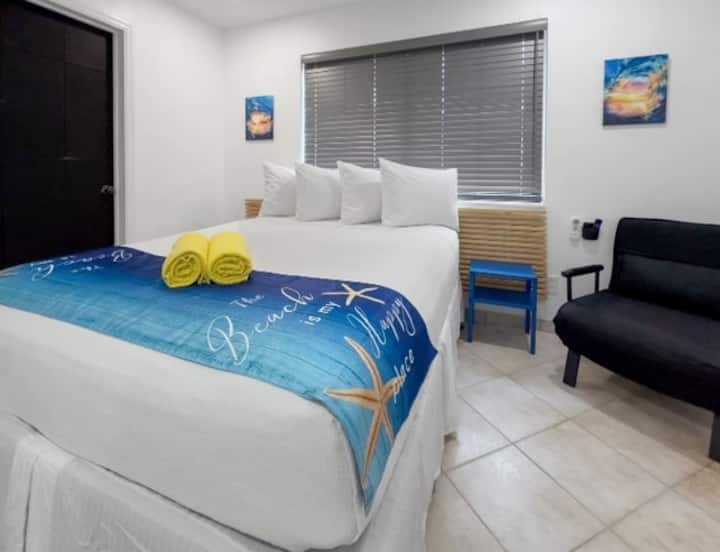 Chic Studio + Kitchenette | Smart Tv - Hollywood, FL