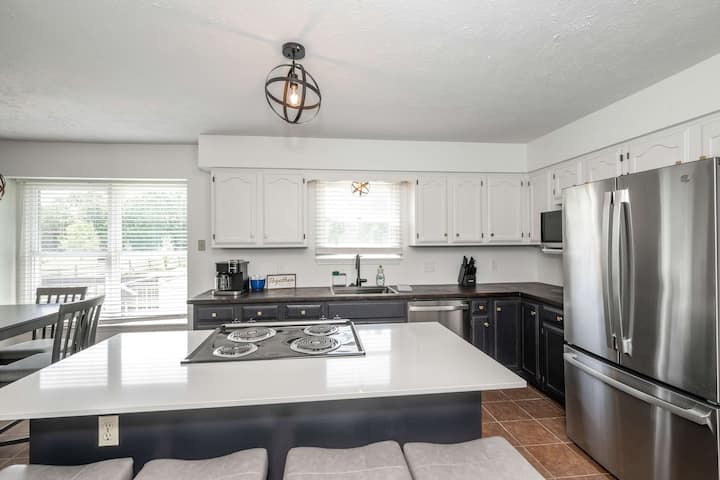Lark Meadow Retreat, Sleeps 10! - West Chester Township, OH