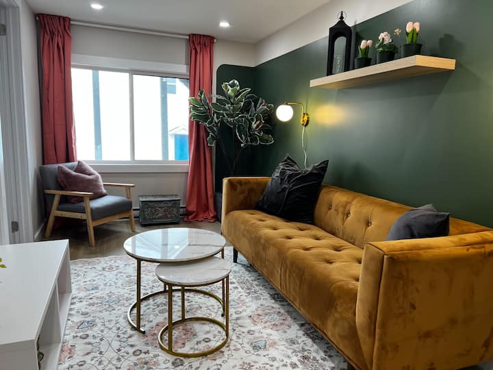 Flamingo Jungle: Tropical-themed Getaway - Halifax