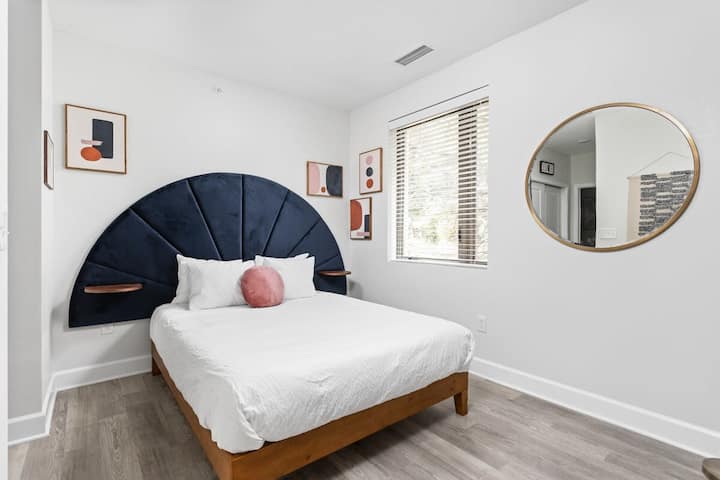 Sleek Studio Unit Near Broad Ripple By Cozysuites - Broad Ripple, IN