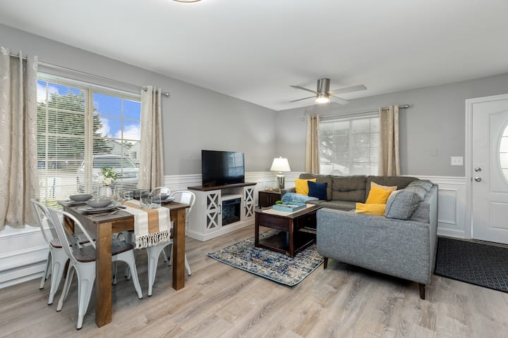 Saint Charles 2bd | King Bed, Near River Trail! - West Chicago, IL