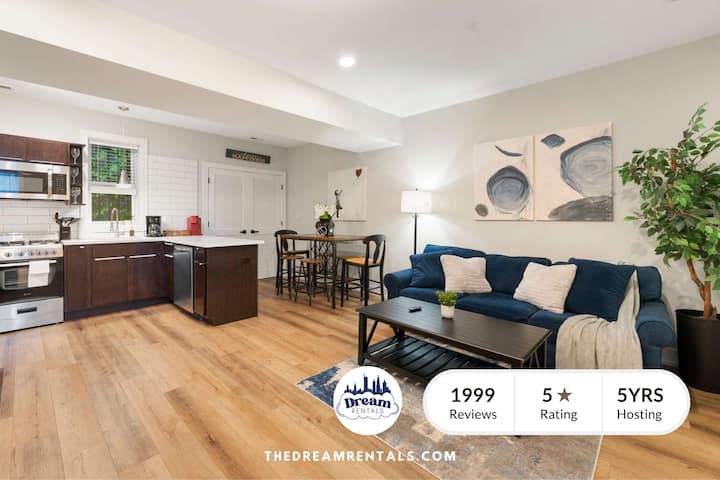 Charming Chicago Two Bedroom Condo - Chicago, IL