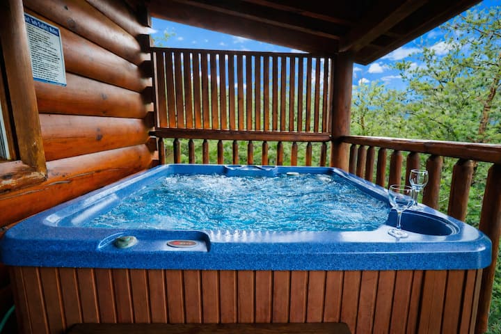 Hot Tub, Pools, Game Loft & Mountain View, Jacuzzi - Pigeon Forge, TN