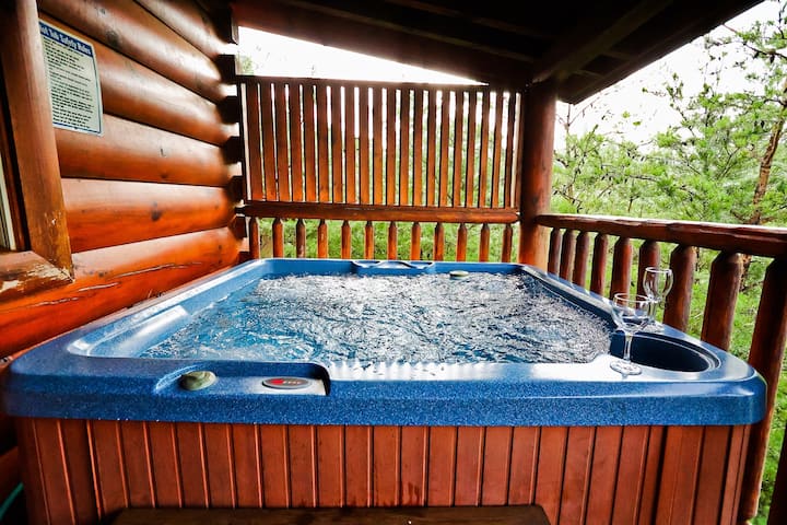 Hot Tub, Game Loft, Pools & Mountain View, Jacuzzi - Pigeon Forge
