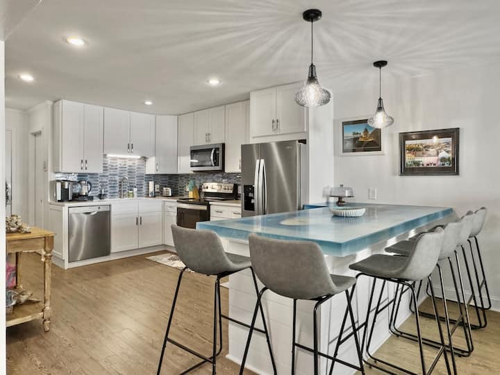 Awesome 2 Br Condo W Pool | Steps To Beach - Isle of Palms, SC