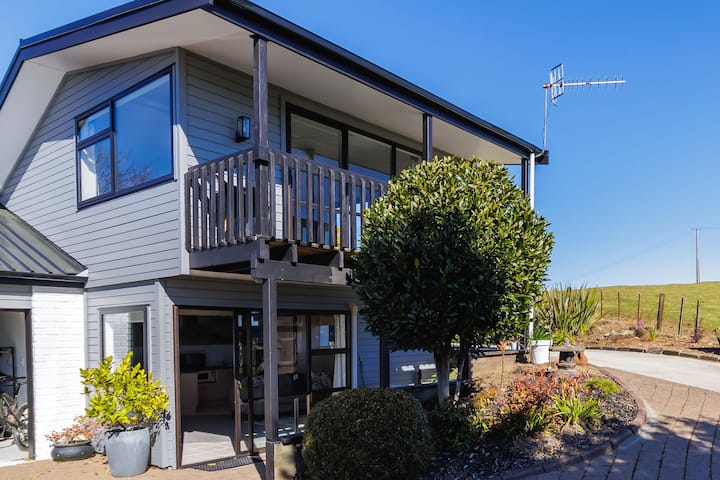 Sleeps 4 | Lovely Views With Spacious Living Area - Rotorua