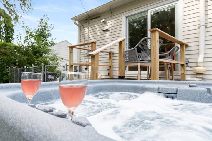 Peaceful Gem! Hottub, Fenced Yard & Near Downtown! - 오마하