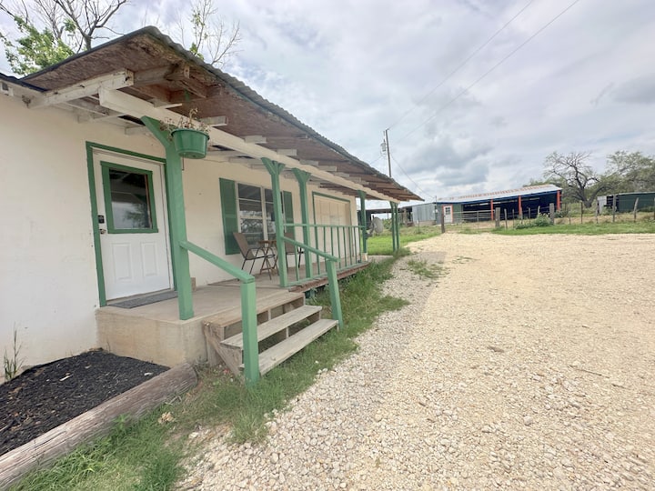 7 Brushy Bill's Farmhouse Horse Motel Pet Sleeps 7 - Hico, TX