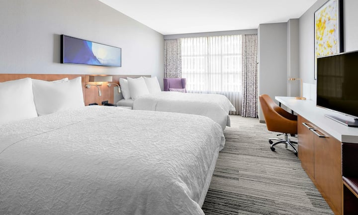 Modern Design With Vu Skyward Rooftop Bar - Chicago, IL