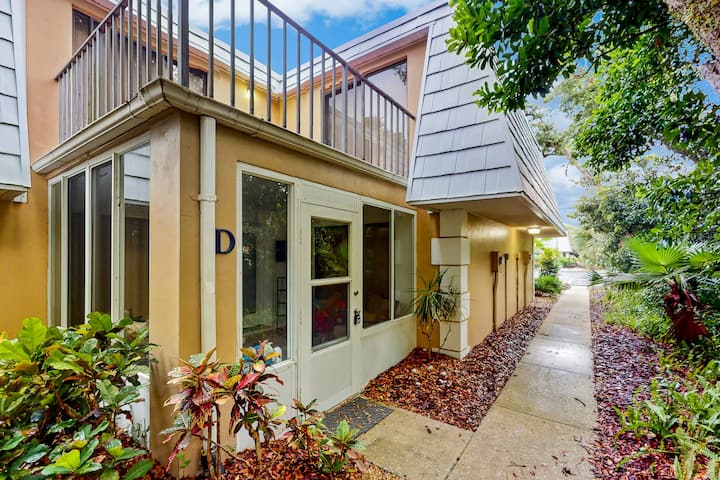 Close To The Beach 2br | Patio | Pool - New Smyrna Beach, FL