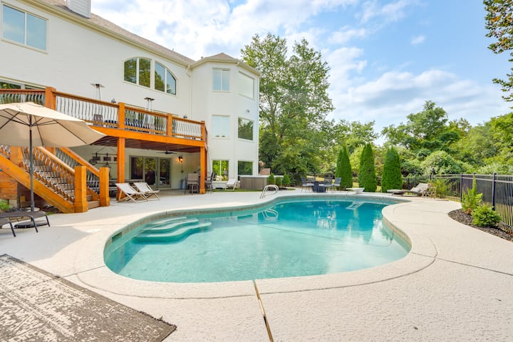 Luxury Fayetteville Escape W/ Hot Tub & Pool! - Fayetteville, AR