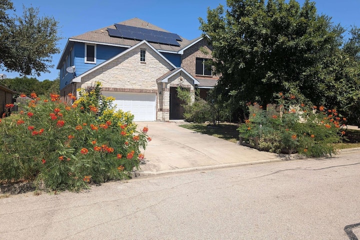 Handicap Accessible Home Sleeps 21 With Game Room - Taylor, TX