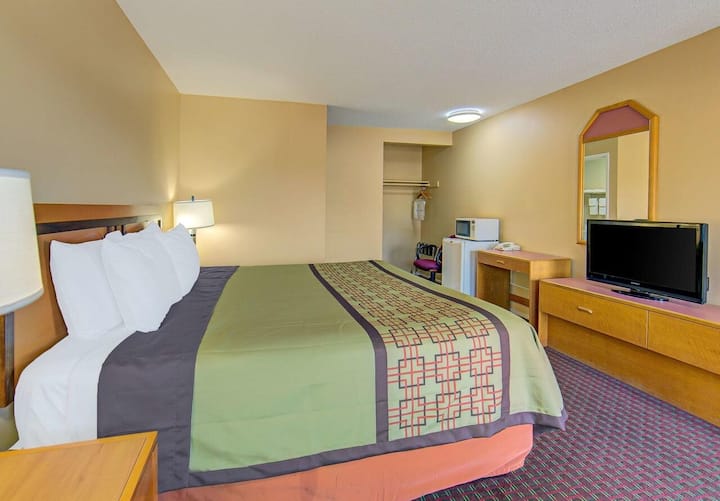 Ideal Comfort, King Bed At Scottish Inns Ashland - Ashland, OR