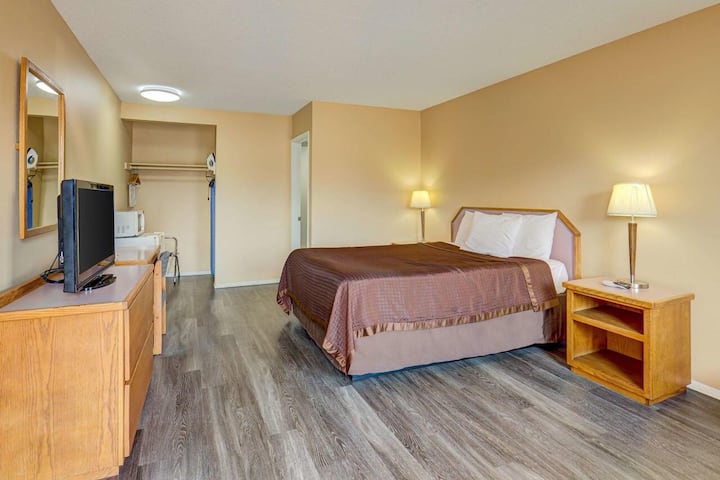 Queen Bed Room, Near Oregon Shakespeare, Ashland - Ashland, OR