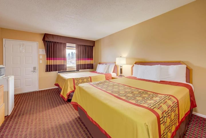 2 Units | Scottish Inns Free Parking At I-5 - Ashland, OR