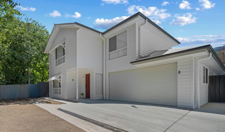 Tanderra- Spacious Modern Central Wagga Townhouse - Wagga Wagga