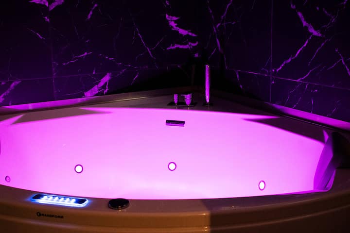 Love Room 60m² à Mâcon – Balnéo & Salle Cinéma - Mâcon