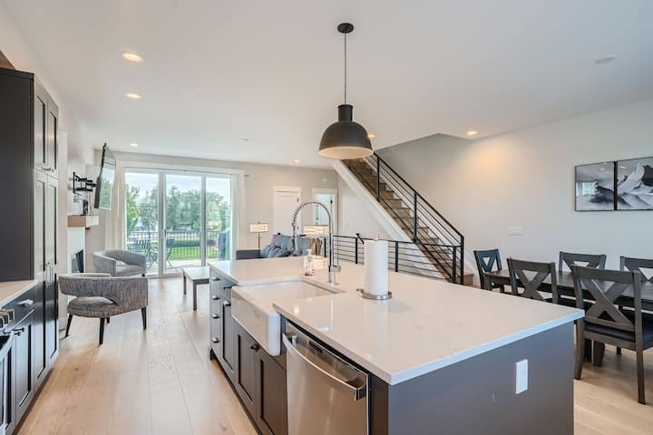 Walk To Olde Town From Stylish Stay - Arvada, CO