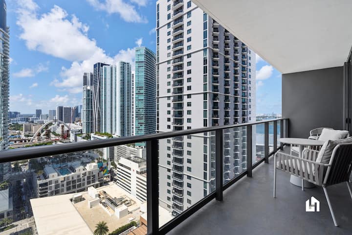 Modern Condo With Private Balcony And Pool Access - Miami