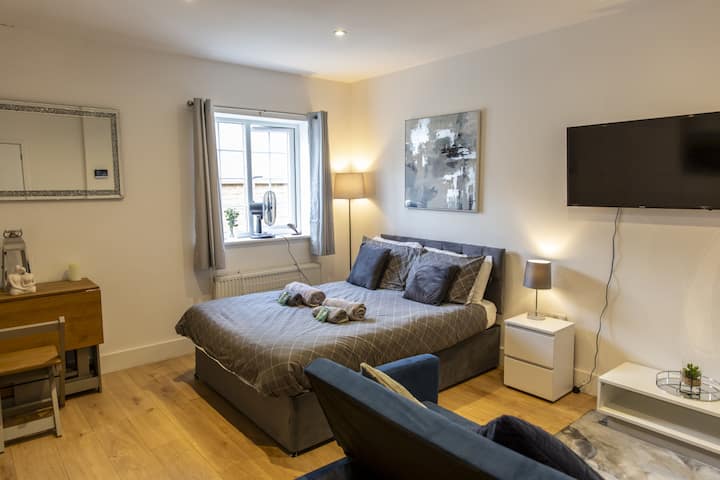 Charming Studio In Maidstone Town Centre - St Leonard's Tower