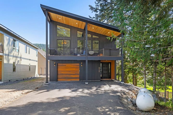Downtown Govy Lodge | Hot Tub - Mount Hood, OR
