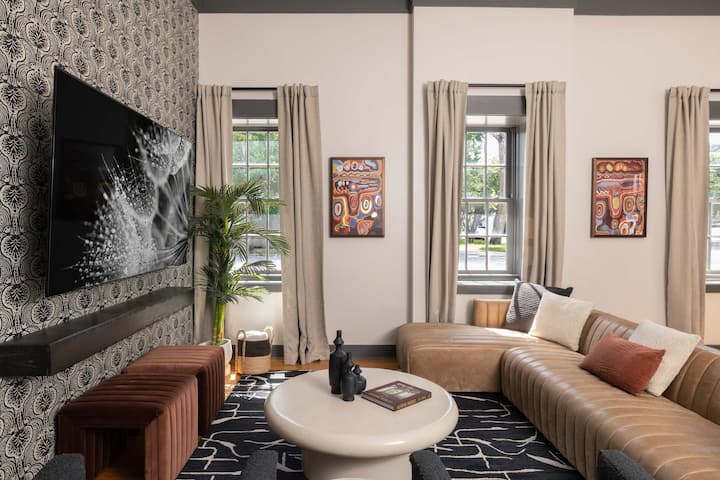 Updated Townhome |  Free Parking - Savannah, GA