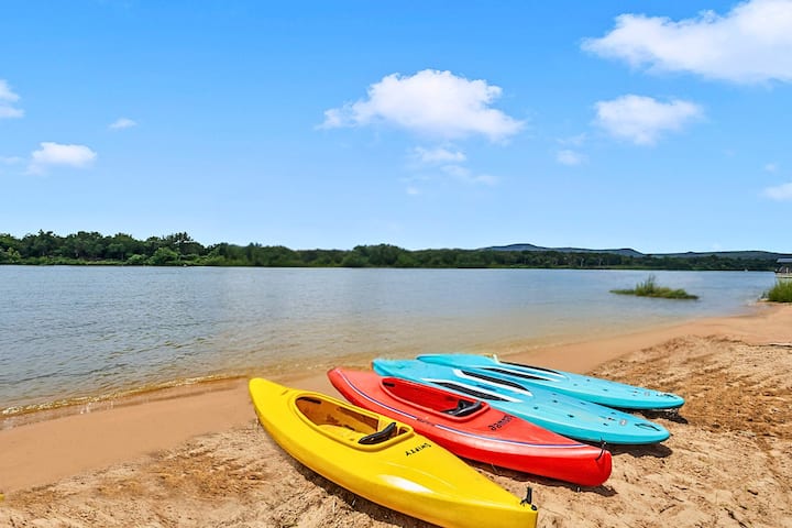 Golden Sands Retreat-lakefront, Boat Slip, & Games - Kingsland, TX
