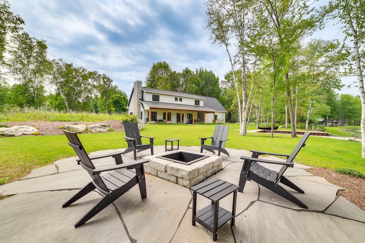 Fire Pit & Lake Views: Cozy Crooked River Retreat! - Indian River, MI