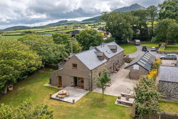 Rhiwal | Large Barn Conversion On A Working Farm - ノース・ウェールズ