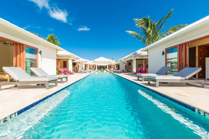 Leeward Jewel Villa - Luxurious 7 Bedroom Canal Fr - The Bahamas