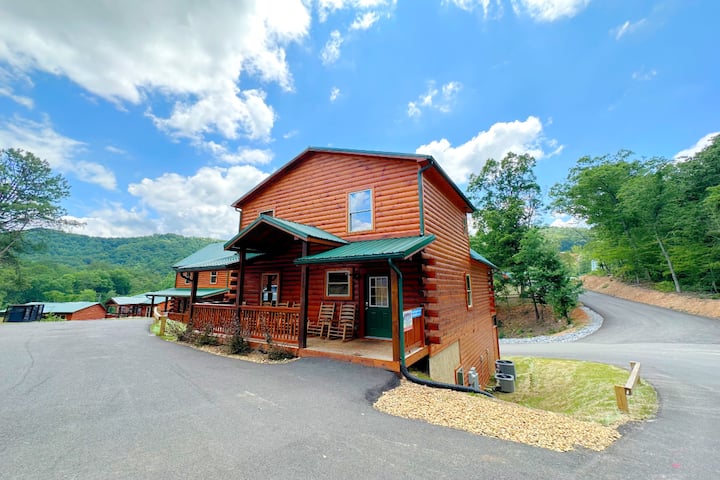 Newly Built 5bd Lodge W/ Theater! Hot Tub + Games! - Pigeon Forge, TN