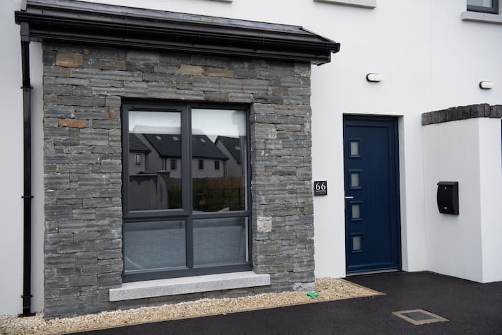 Luxury 3 Bed Town House. (Dog Friendly) - Donegal