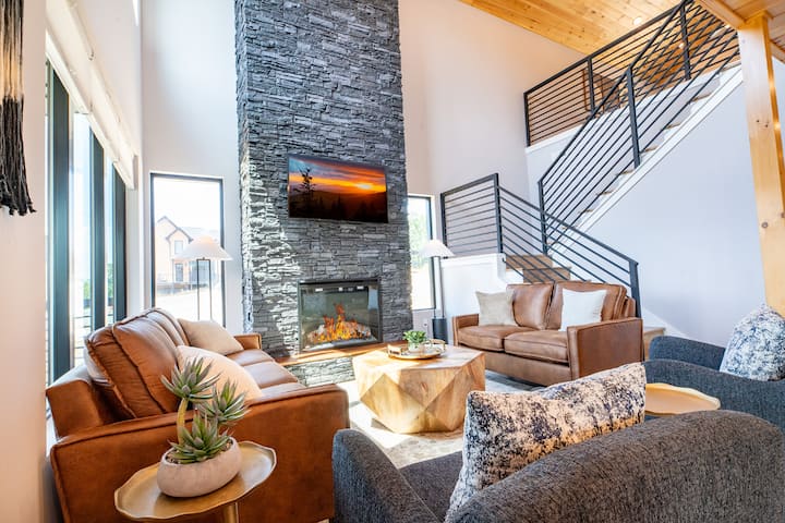 Gorgeous 4bd Lodge W/ Pool! Hot Tub + Theater - Sevierville, TN